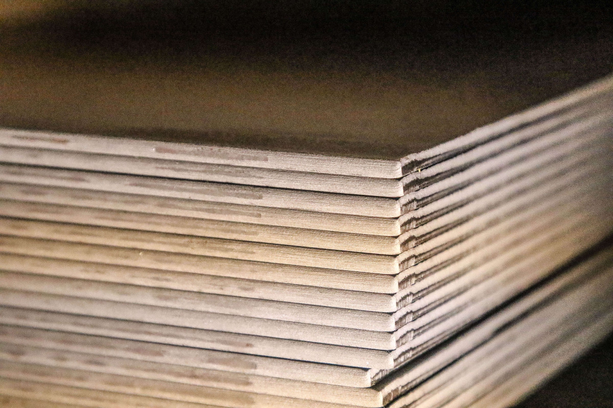 Hot-rolled pickled steel sheets and coils